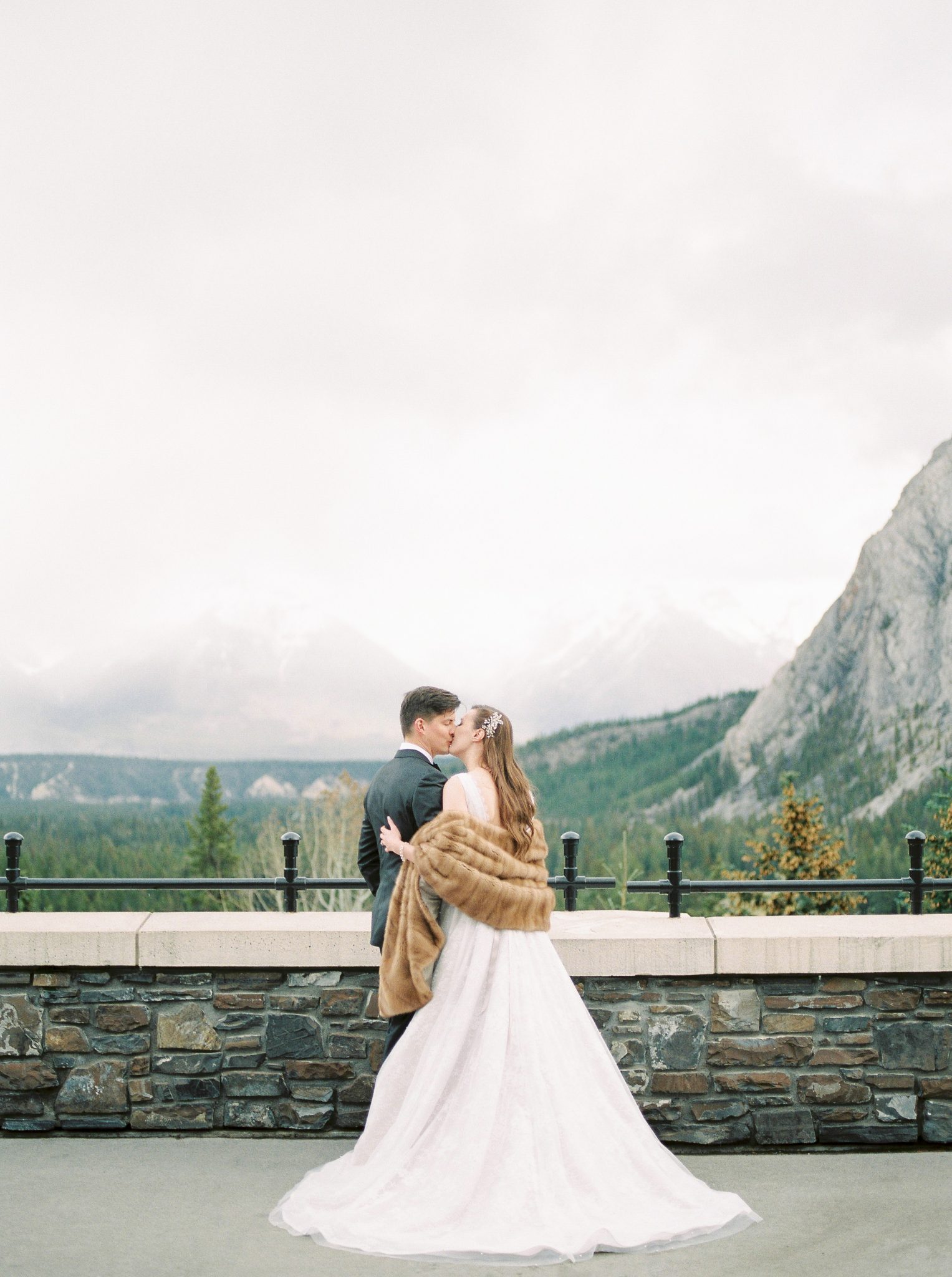 Modern Meets Classic At This Banff Wedding Featuring Champagne Toasts ...