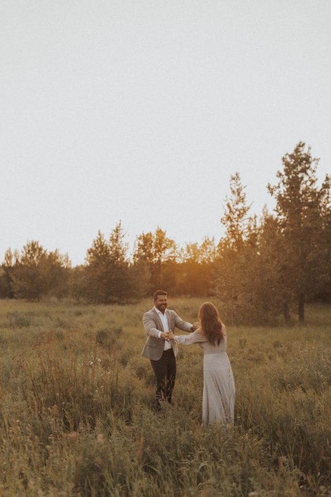 The Dreamiest Sunset Engagement Session Featuring Photos at Dusk ...