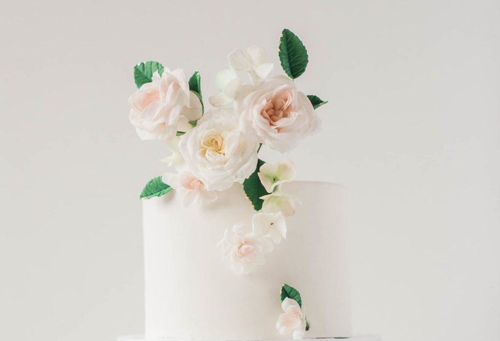 25 Small But Beautiful One-Tier Wedding Cakes | Brontë Bride