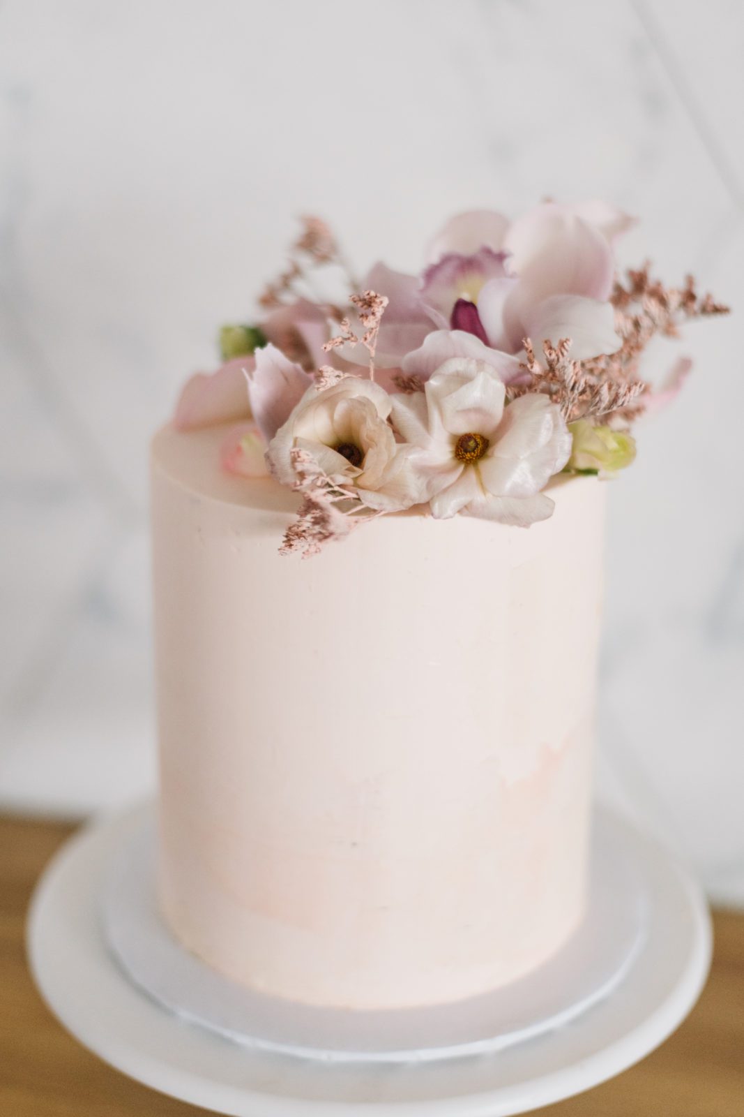 25 Small But Beautiful One-Tier Wedding Cakes | Brontë Bride