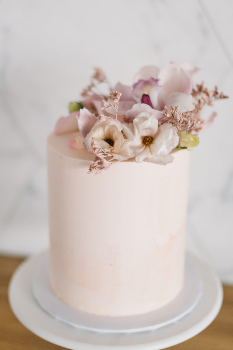 25 Small But Beautiful One-Tier Wedding Cakes | Brontë Bride