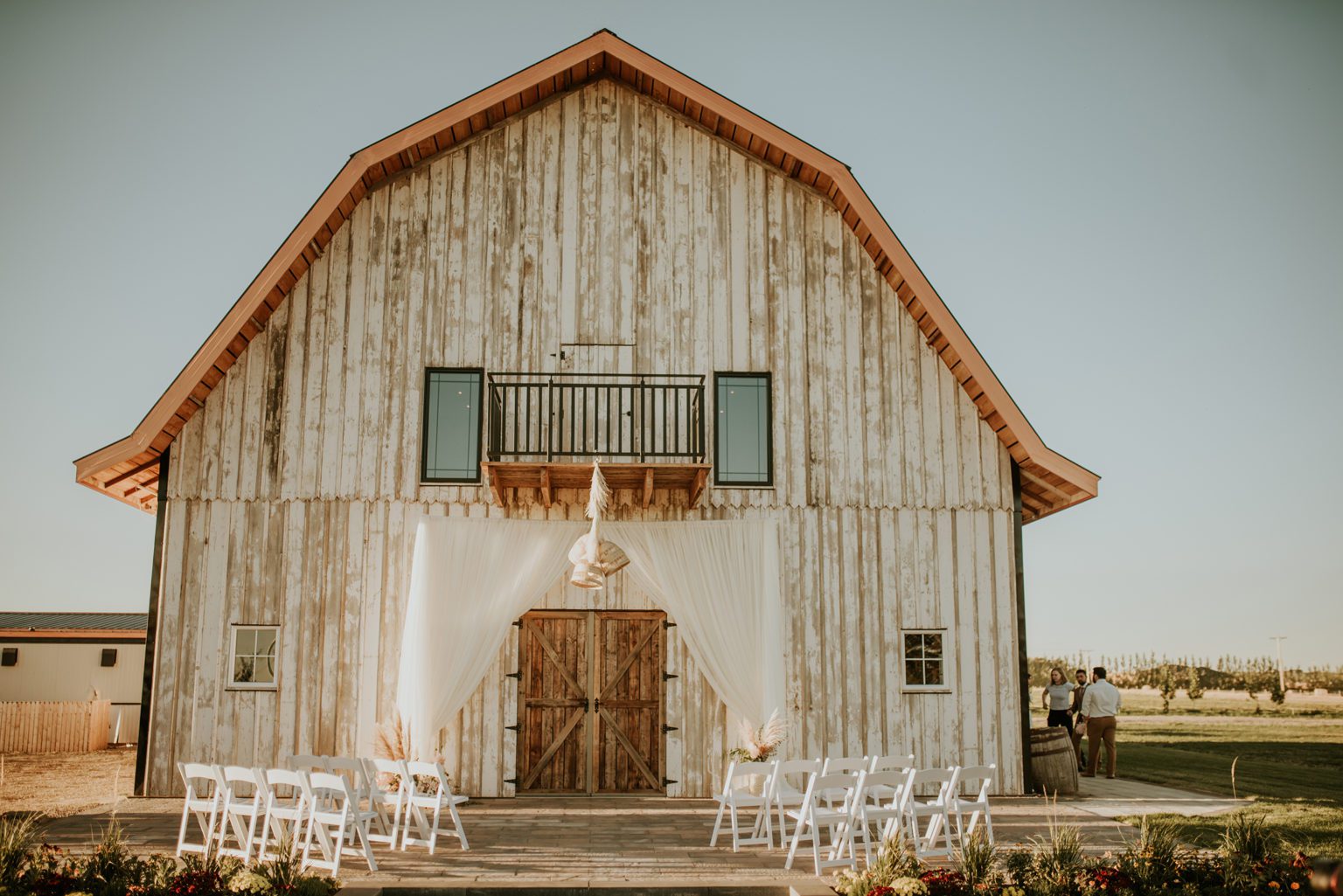 Vintage Boho Meets Western Chic in This Countryside Barn Wedding ...