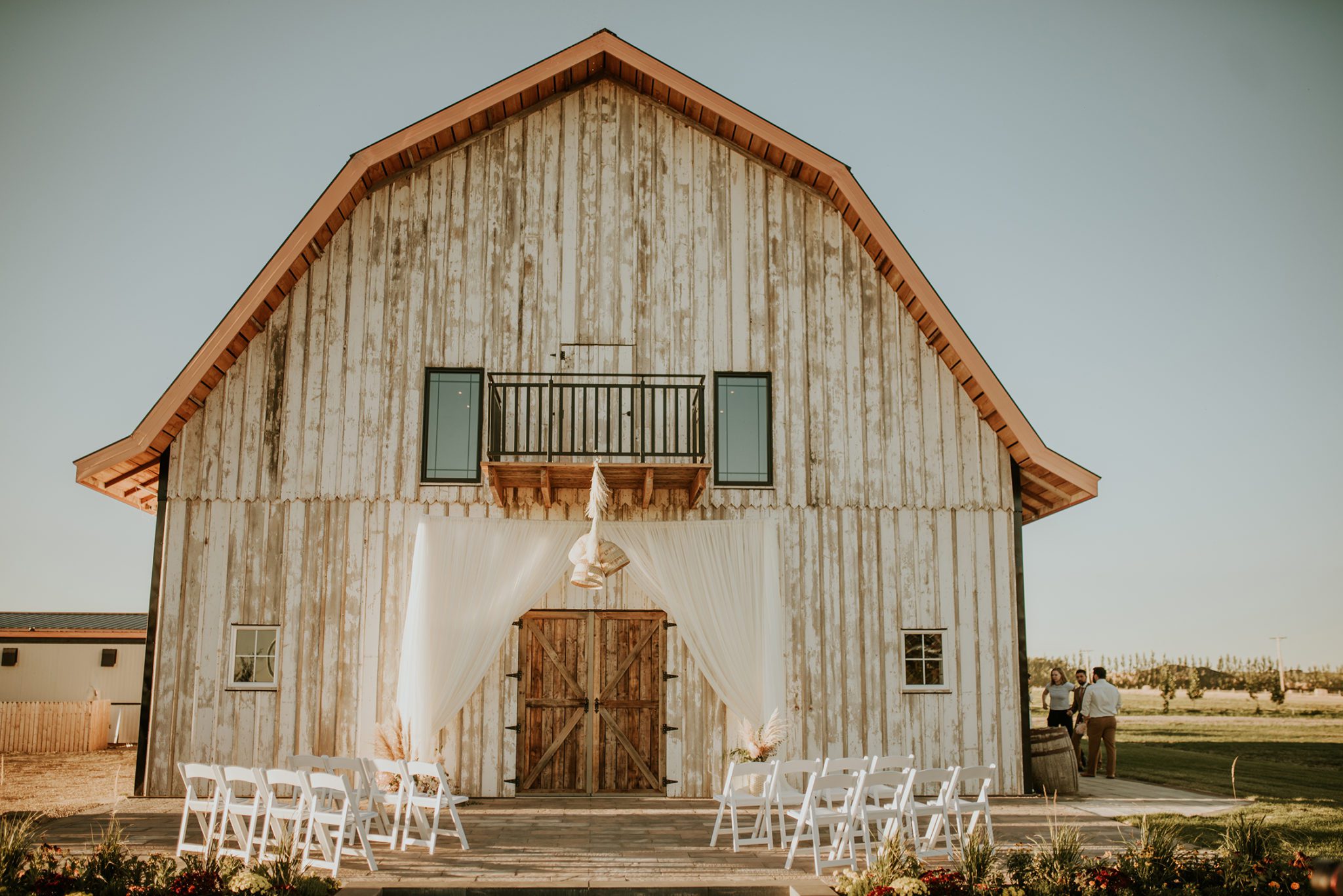 Vintage Boho Meets Western Chic in This Countryside Barn Wedding ...